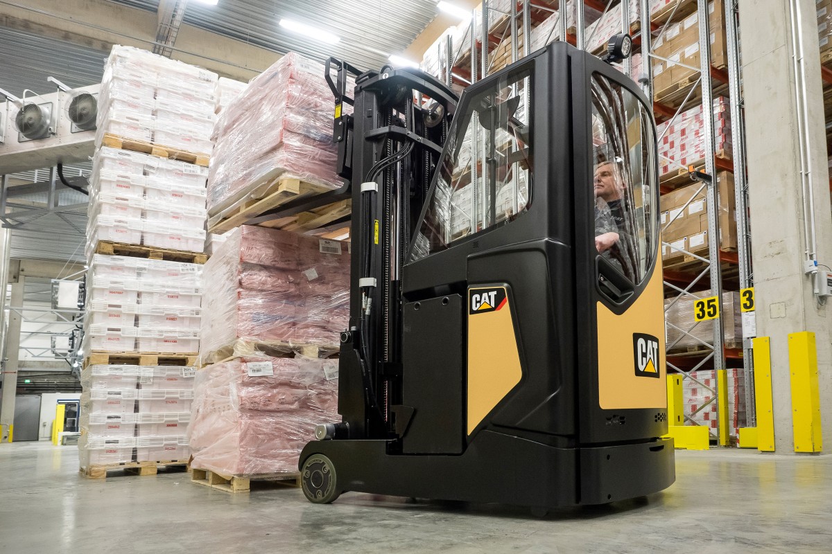Cold store cabin on the Cat® Reach Trucks range | Cat® Lift Trucks EAME