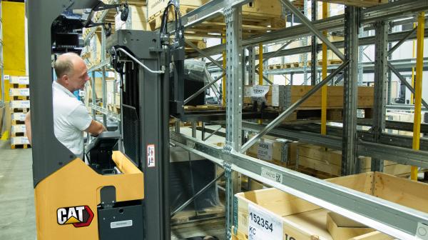 What are telescopic fork stacker trucks? | Cat® Lift Trucks EAME